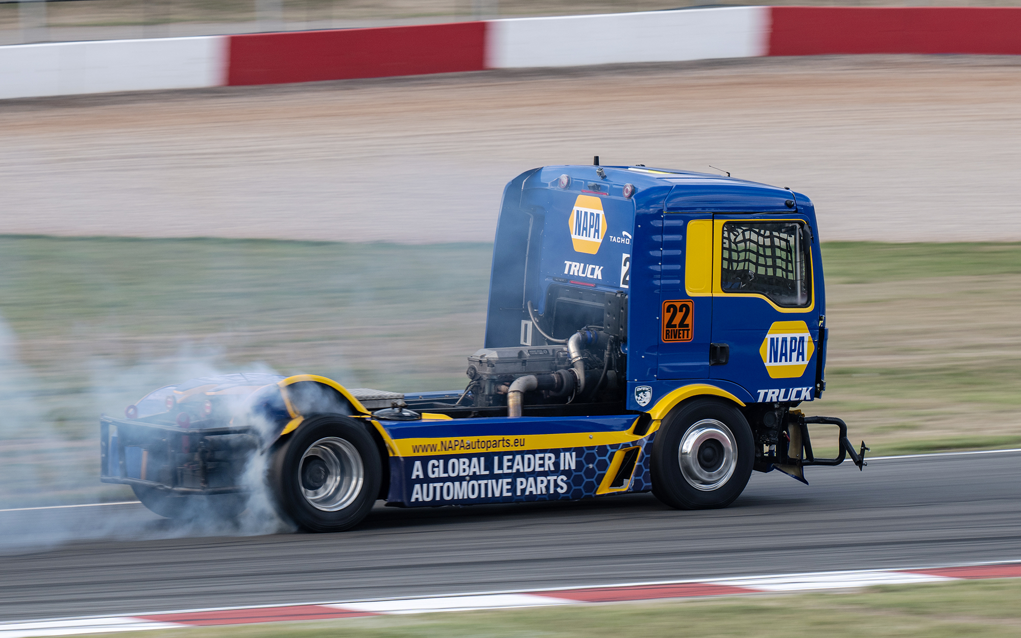 Magnificent Beasts : Truck racing from Donington Park - Transmission